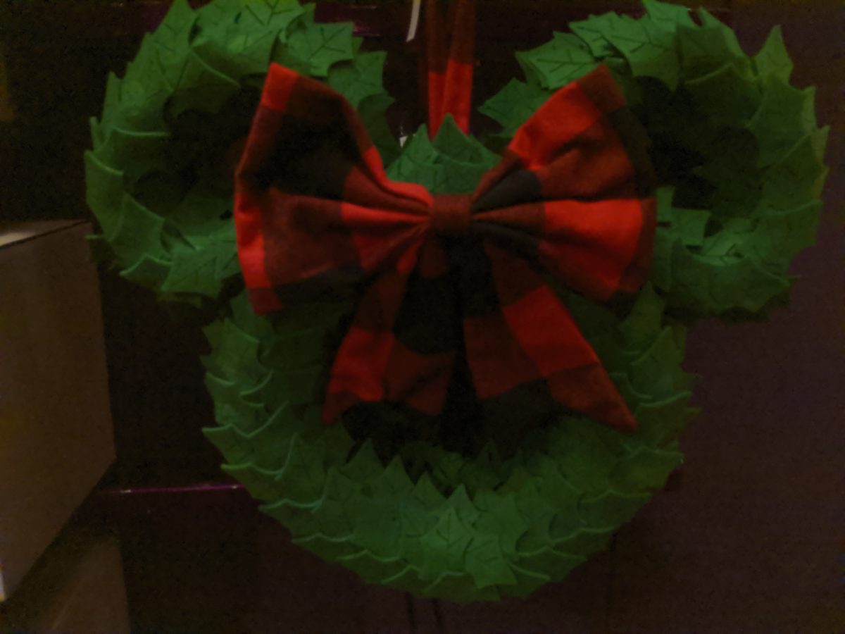 Top 50 Best Disney Christmas Wreaths | Green Vacation Deals
