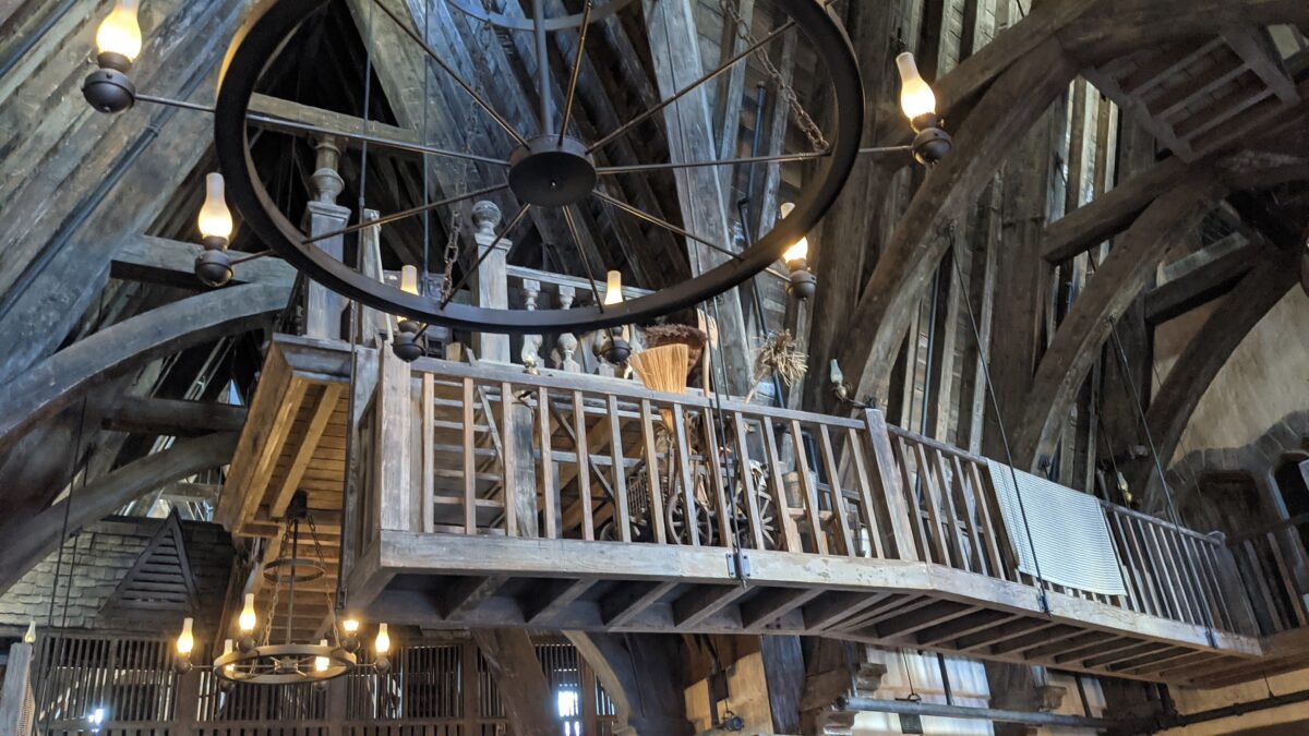 Universal Orlando Dining: Three Broomsticks vs Leaky Cauldron | Green ...