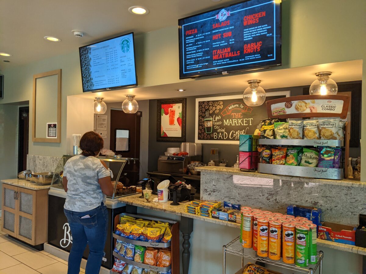 Alberto's Pizzeria Doubletree Orlando SeaWorld Review | Green Vacation ...