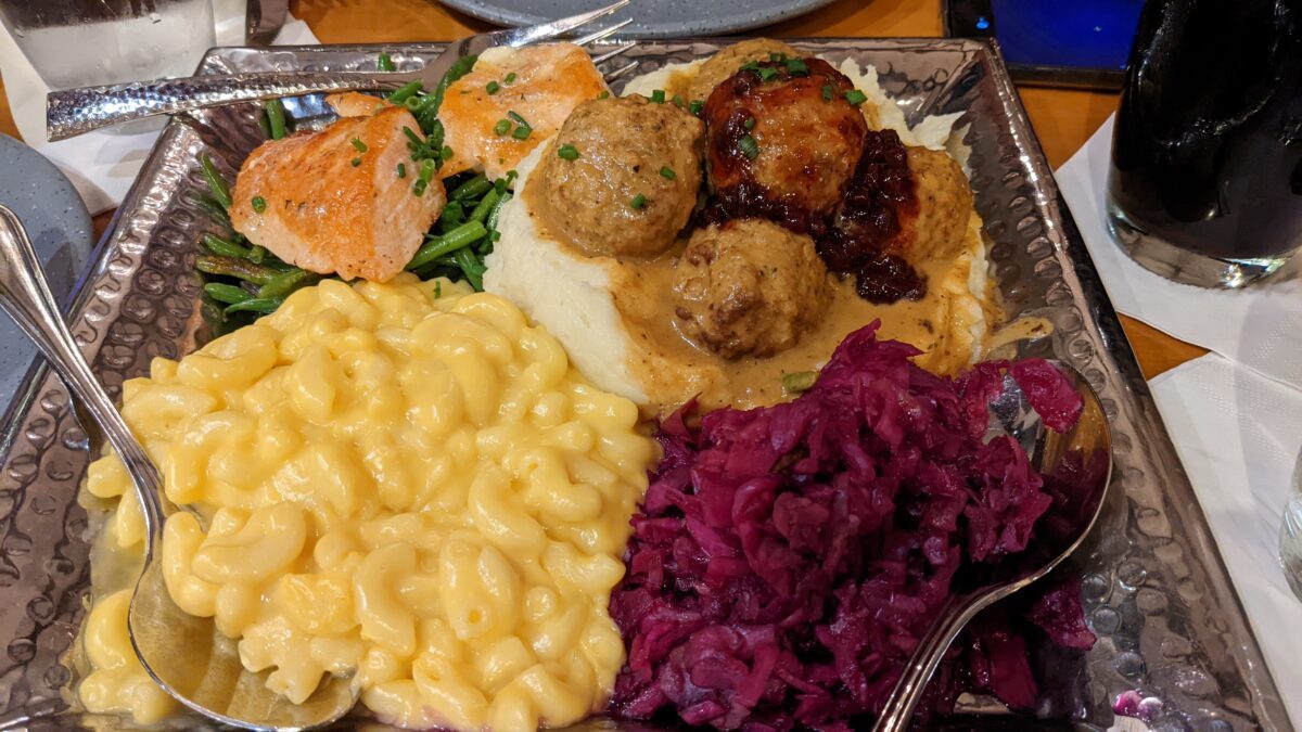 Disney's Akershus Royal Banquet Hall Review | Green Vacation Deals