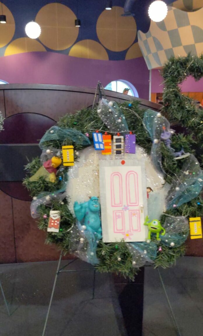 Top 5 Reasons to Stay at Disney's Pop Century at Christmas Time | Green ...